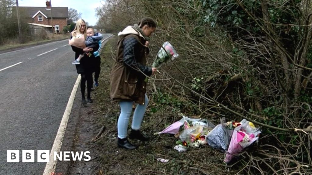 Teenagers killed in Howden car crash named - BBC News