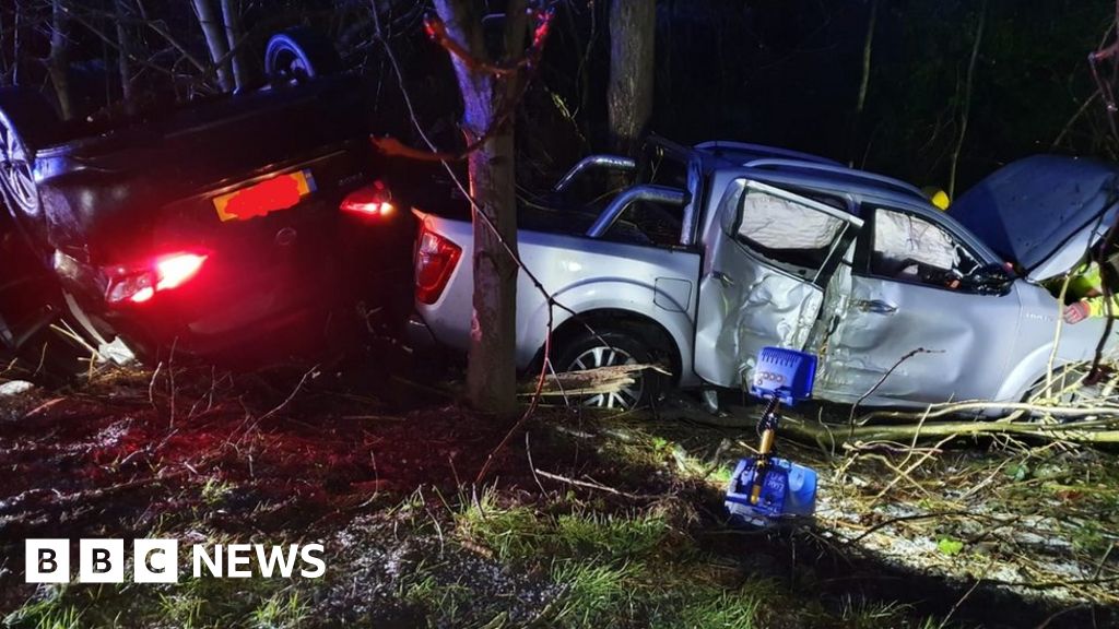 M58 crash drivers 'amazingly' escape serious injury - BBC News