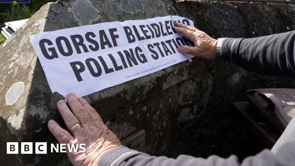 Wales local council elections: Final push for votes - BBC News