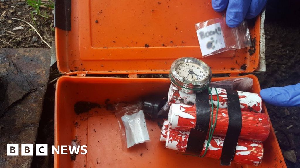 Fake bomb and 'boom' note found in box on Paignton path - BBC News