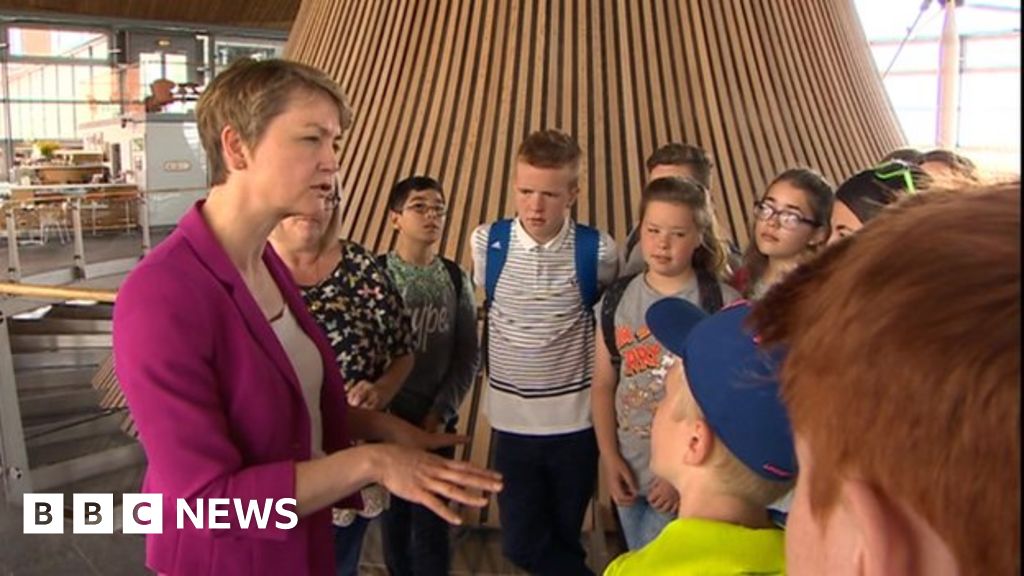 Labour's Yvette Cooper urges stronger links with Wales - BBC News