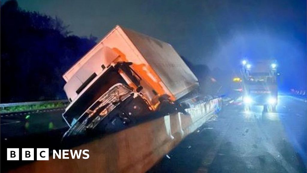 Barnsley: M1 motorway reopens following lorry crash - BBC News
