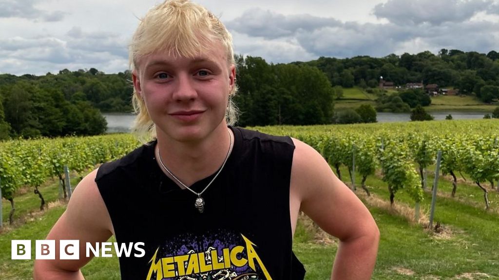 Wadhurst: Winemaker wins award at the age of 20 - BBC News