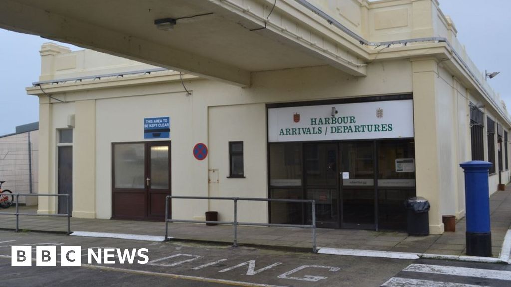 Proof of status reminder for Guernsey travellers - BBC News
