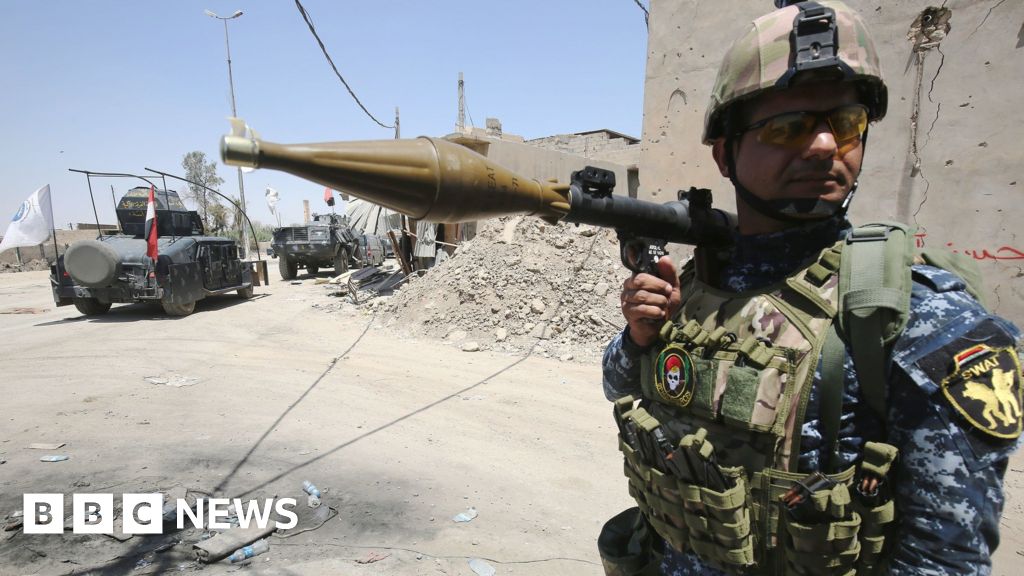 Mosul battle: Fierce fighting as Iraqi troops push into Old City - BBC News