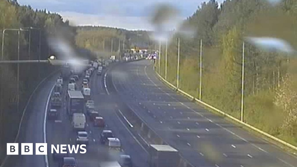 Nottinghamshire: Traffic on M1 southbound released after crash - BBC News
