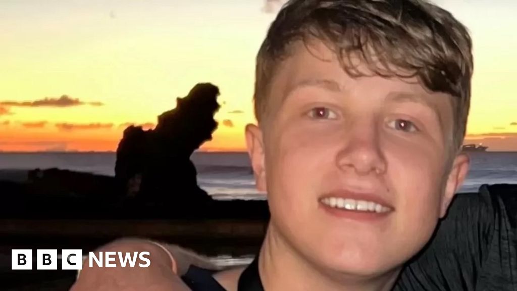 Matthew Daulby: Ten men charged in connection with stab death - BBC News