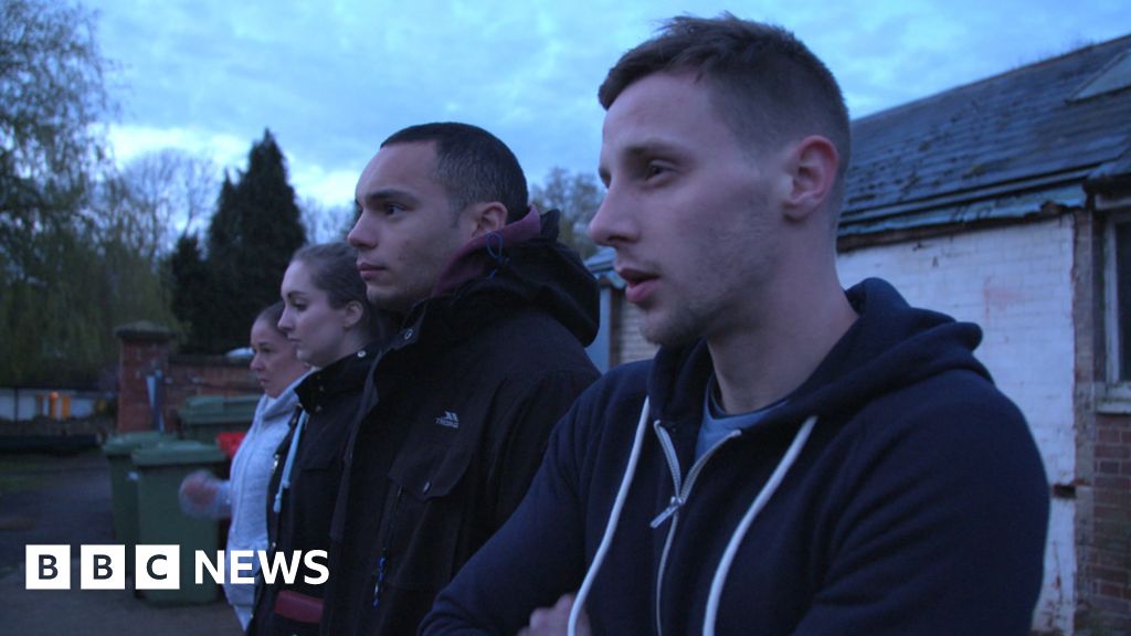 Spotting the signs of modern slavery - BBC News