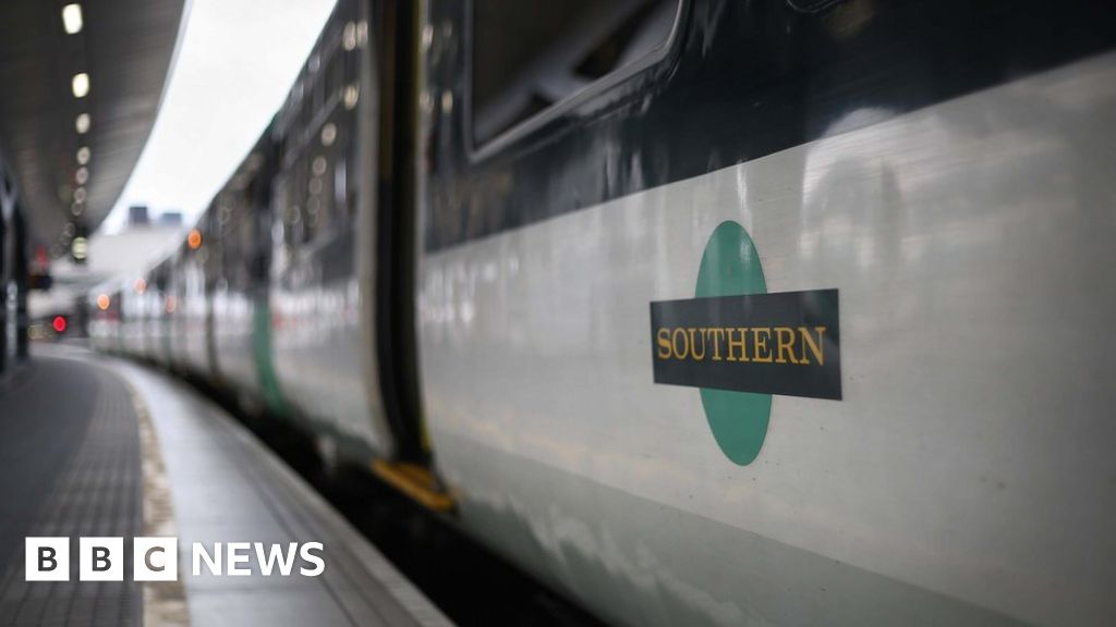 Southern train 'moved with doors open' - BBC News