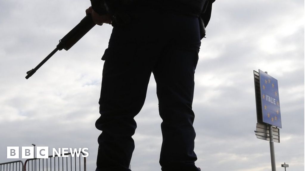 Italy police seize nearly 800 guns heading for Belgium - BBC News