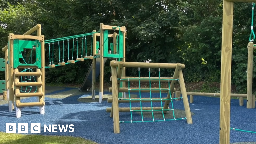 Cornwall Council grants confirmed for projects for young people - BBC News