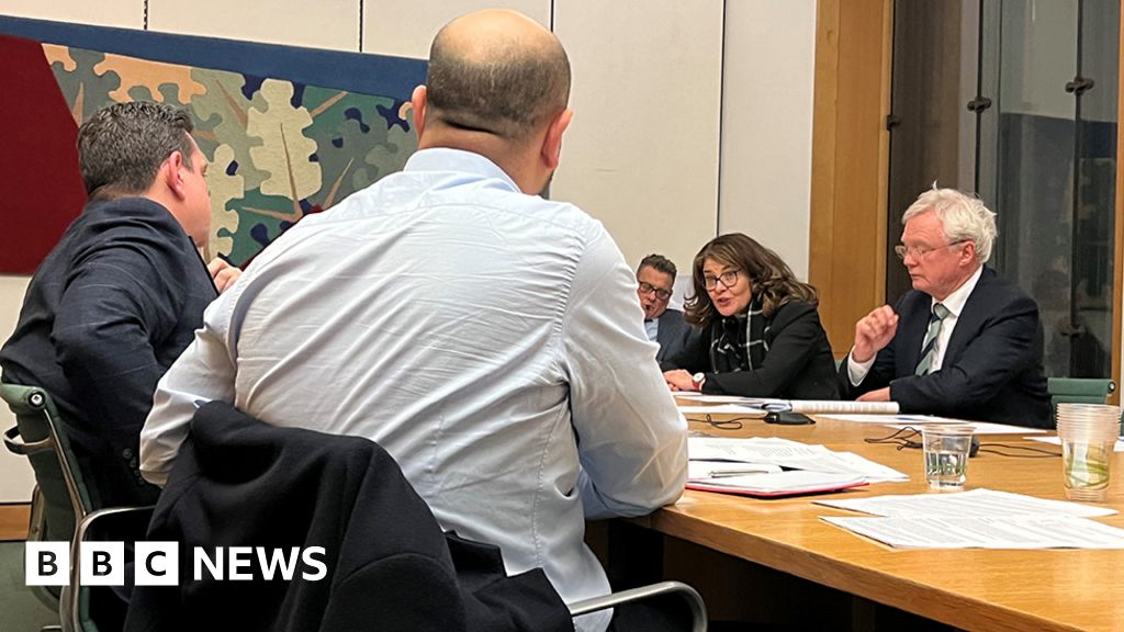 East Yorkshire MPs meet broadband bosses about telephone poles - BBC News