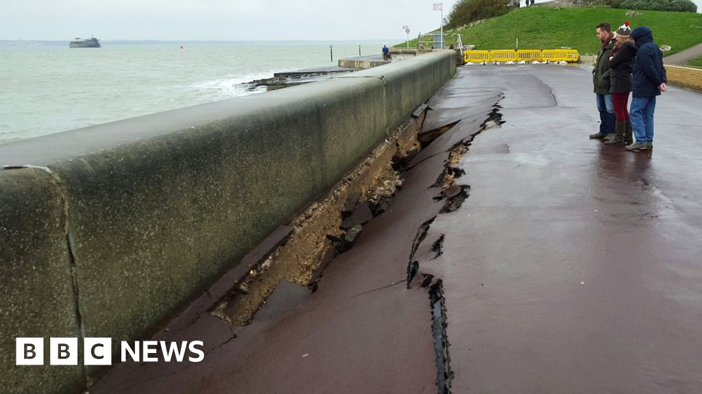 Southsea promenade flood defence wall collapses into sea - BBC News