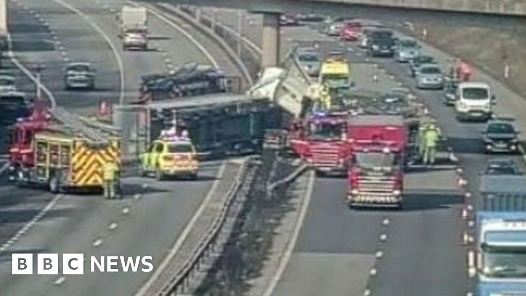 Disruption after lorry crashes on M40 - BBC News