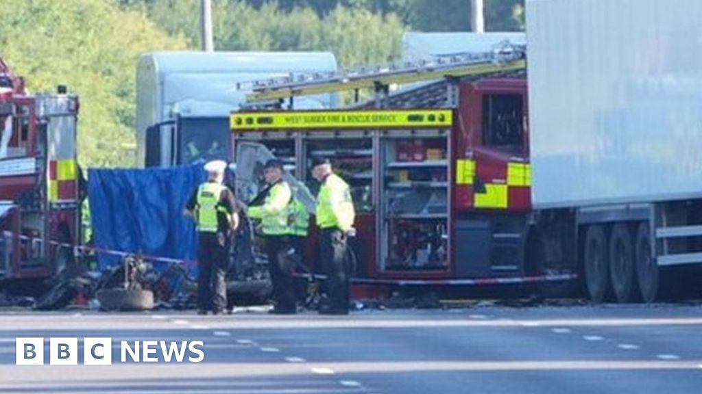 Man driving wrong way on A23 dies in lorry crash near Bolney - BBC News