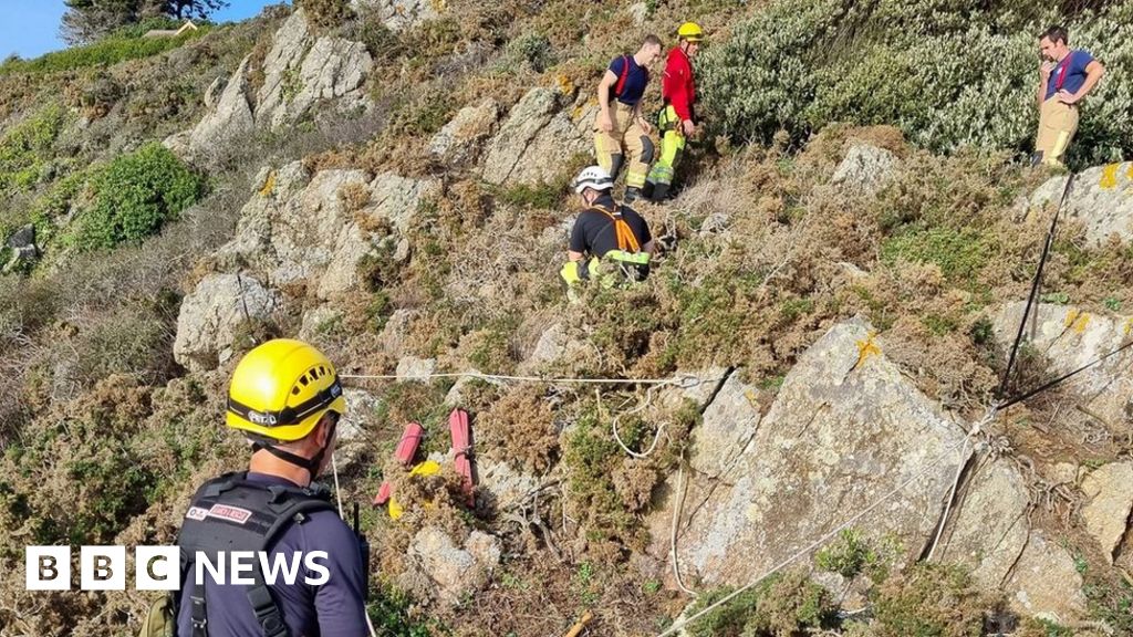 Stranded cliff climber rescued from Guernsey bay - BBC News