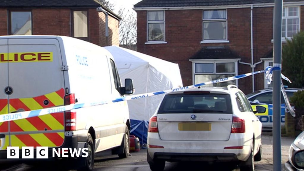 Anthony Porter charged with murder after Swindon fire - BBC News