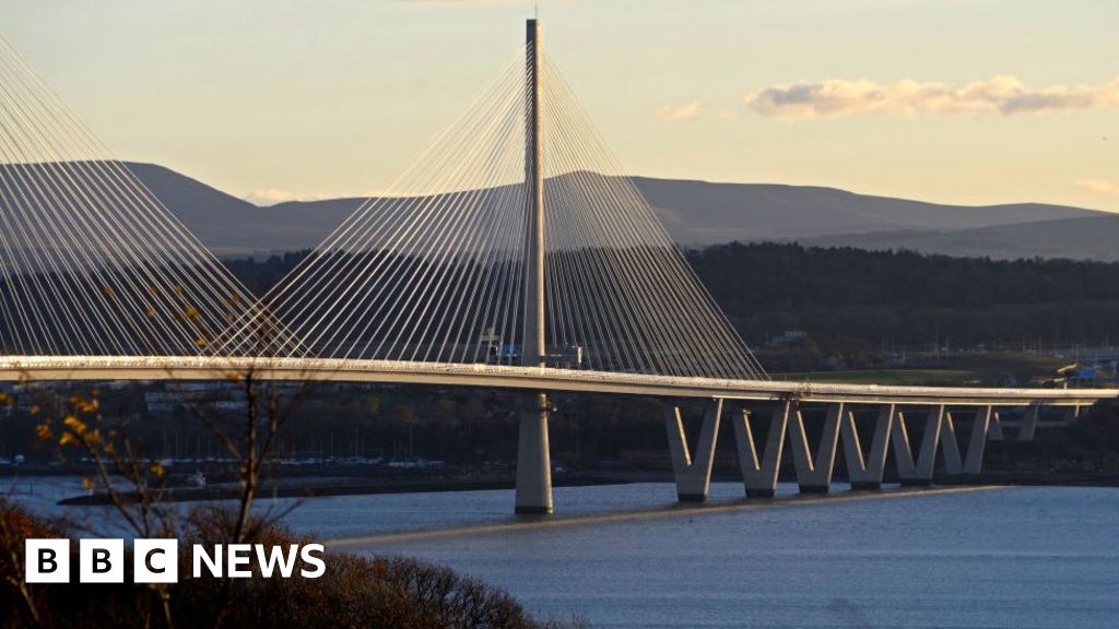 Forth crossing painting to last 17 months - BBC News