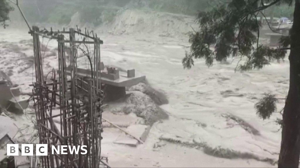 India flash floods: More than 100 missing in Sikkim state - BBC News
