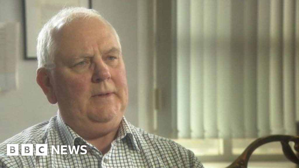 Glen Barr, former UDA leader, dies aged 75 - BBC News
