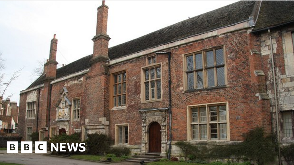 King's Manor: Campaign bid to stop University of York leaving - BBC News