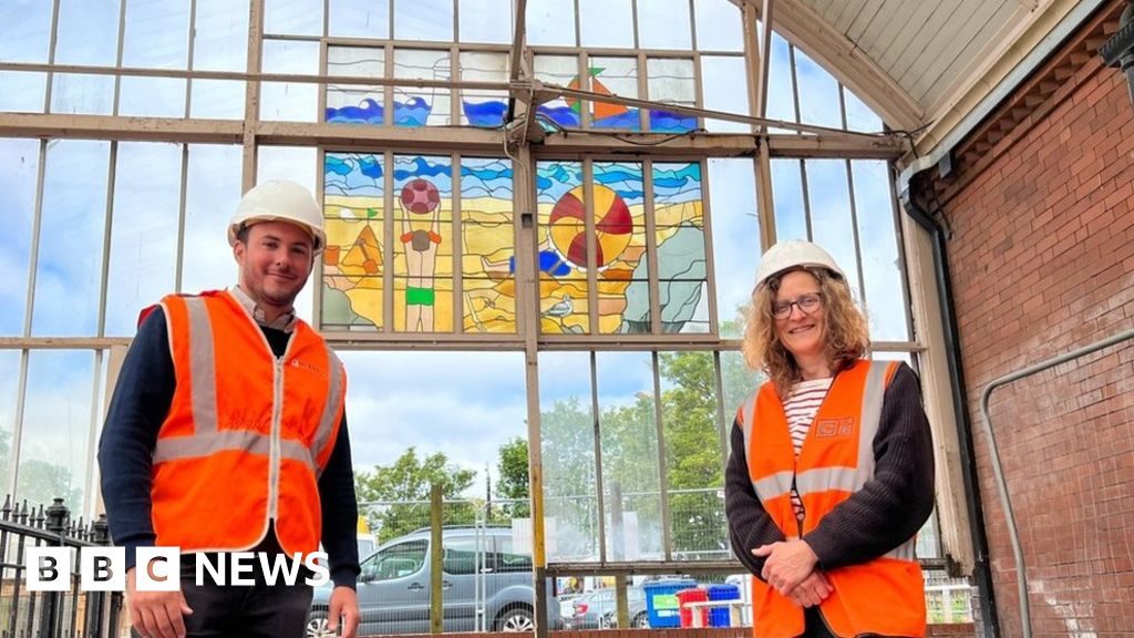 Glass artist to restore Sunderland tutor's work 40 years on - BBC News