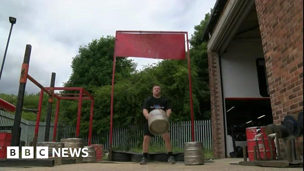 21-year-old Sheffield man scoops strongman title - BBC News