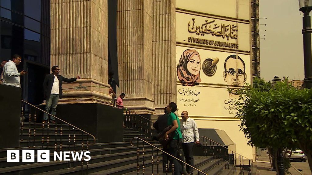 Journalists 'under siege' as Egypt arrests more reporters - BBC News