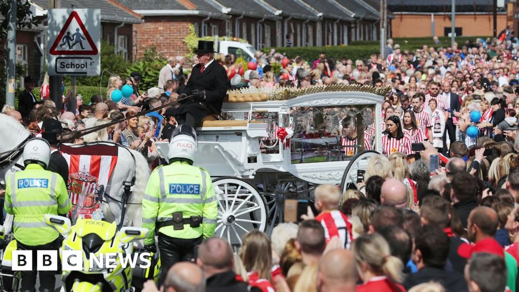 Bradley Lowery funeral: Thousands pay respects to youngster - BBC News