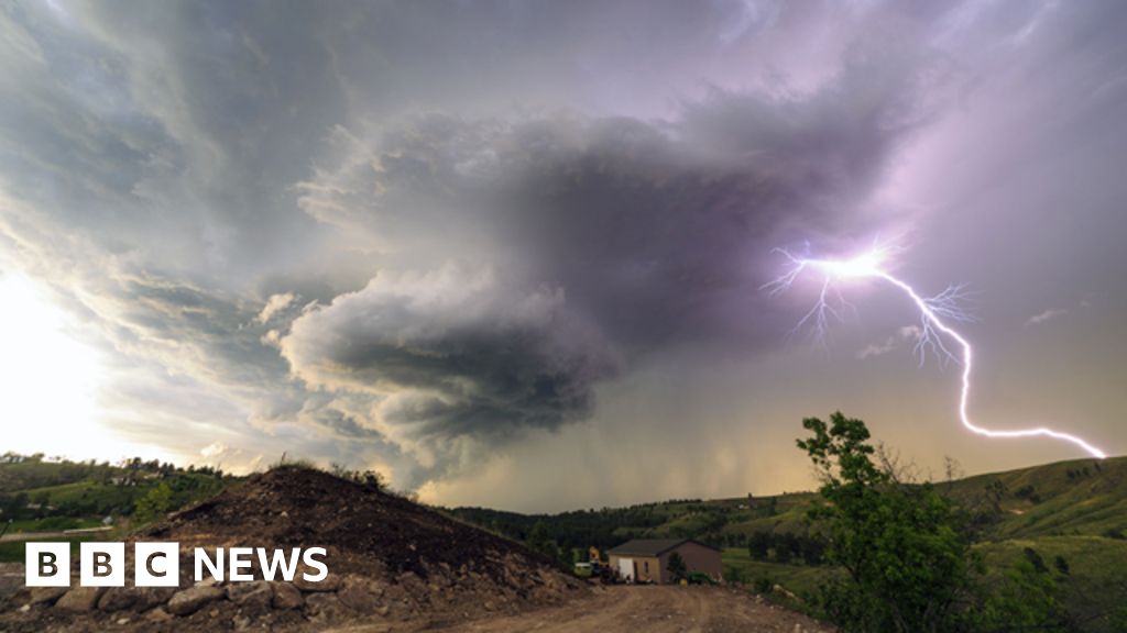 Storm chaser documents 'Tornado Alley' - BBC News