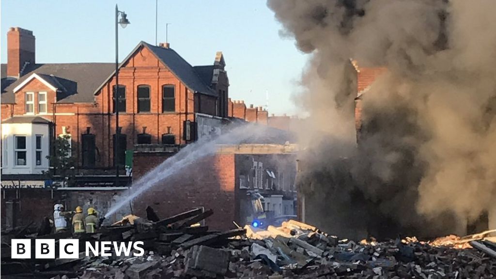 Fire ongoing on Ormeau Road - BBC News