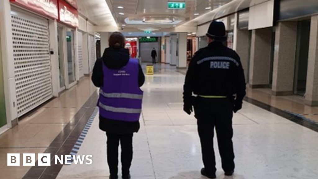 Covid: Hundreds in Wolverhampton spoken to by police - BBC News