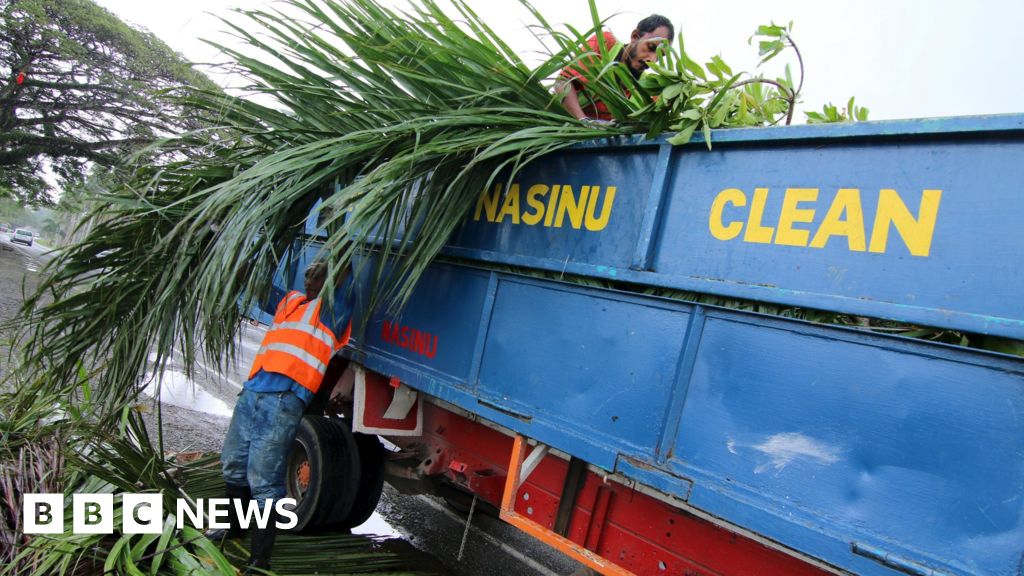 Cyclone Winston: Clean-up begins as death toll jumps to 20 - BBC News