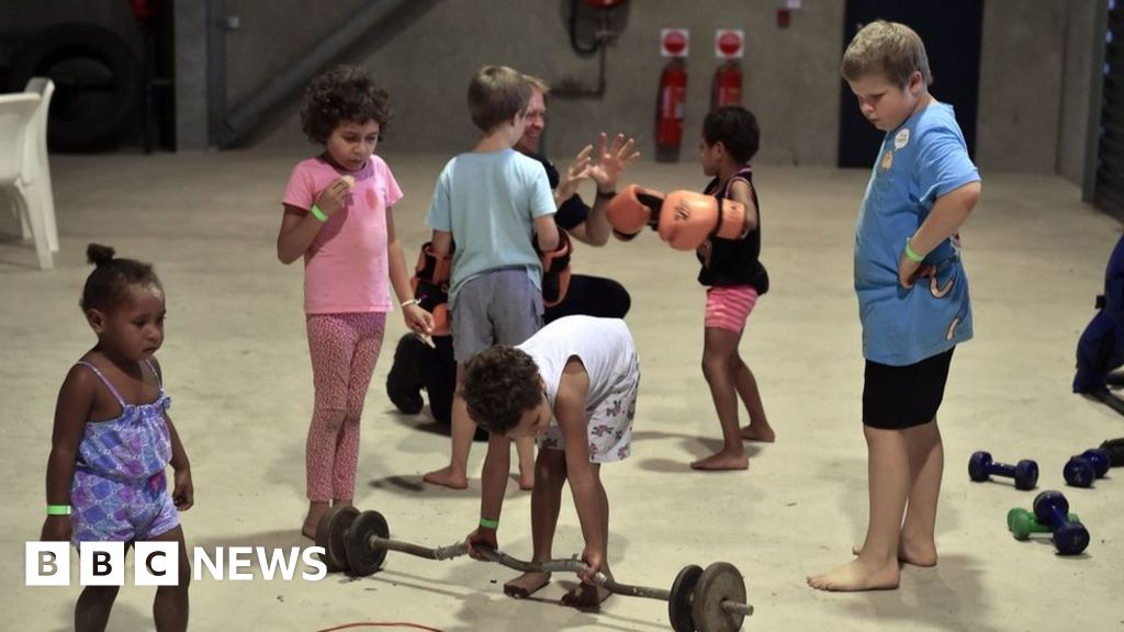 In pictures: Cyclone Debbie hits Australia - BBC News