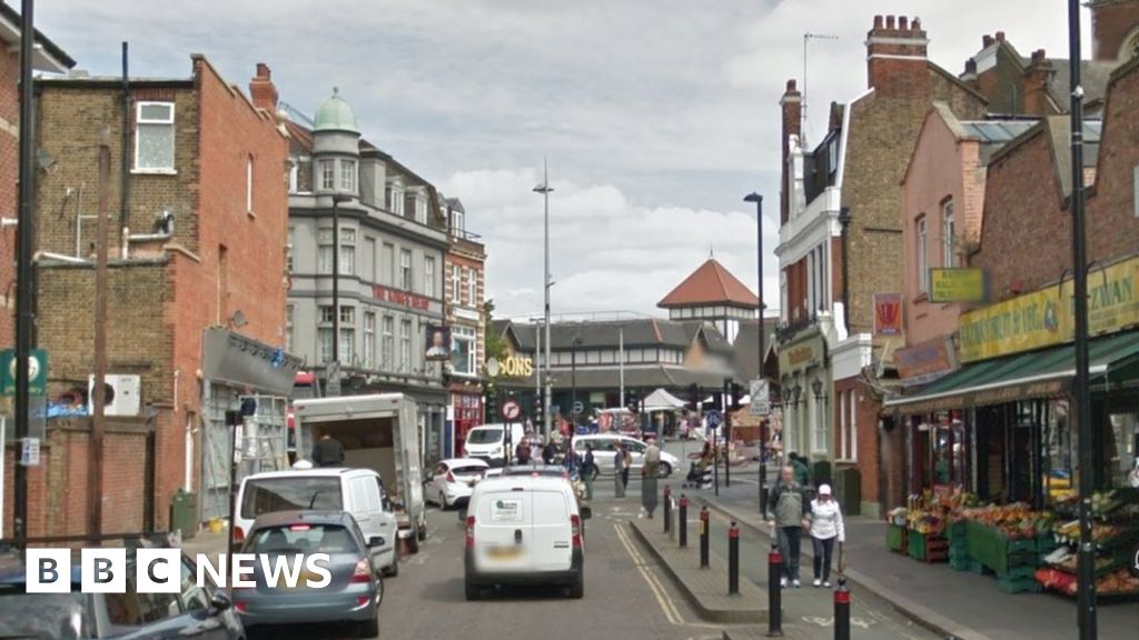 Boy, 17, killed in Acton street stabbing - BBC News