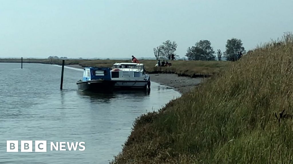 Man seriously hurt in boat on River Bure dies - BBC News