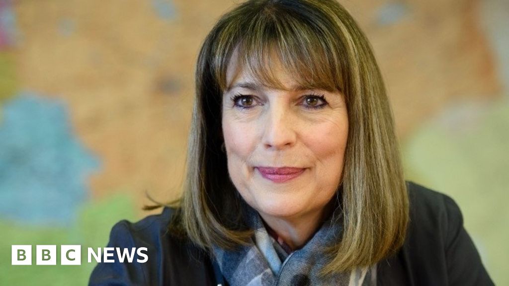 Attacks and Brexit hit Easyjet profits - BBC News