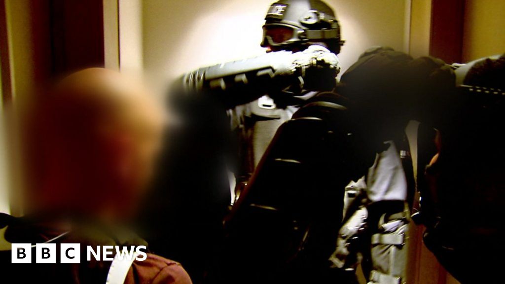 Police raid London flat in drugs operation