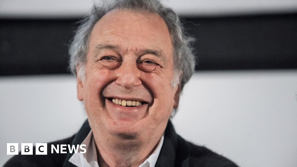 Frears in talks to adapt Quiz for ITV - BBC News