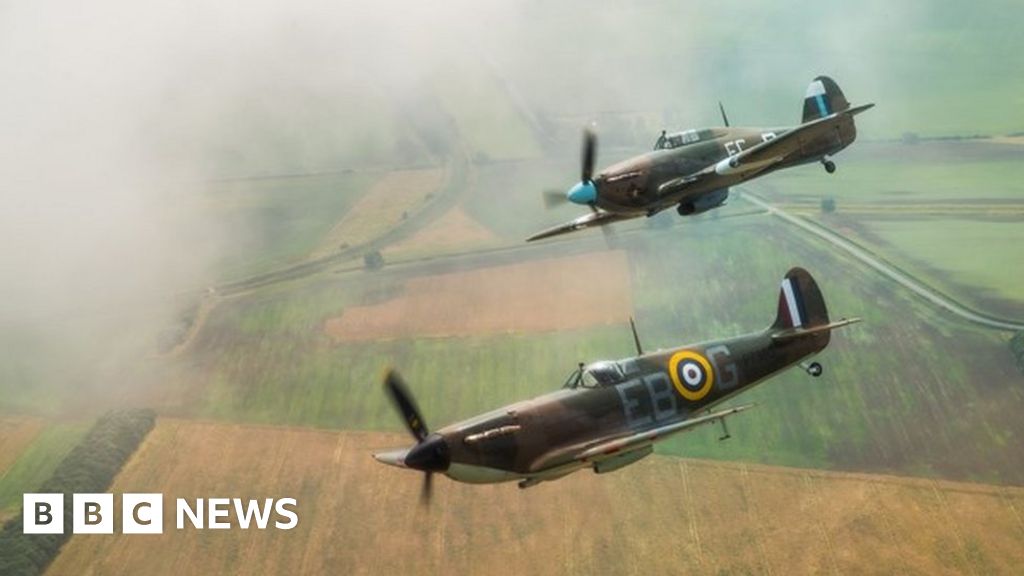 Hurricane, Spitfire and Lancaster bomber fly in Manx skies - BBC News