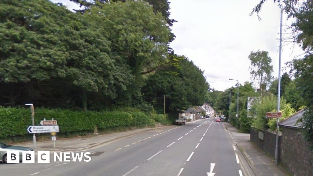 Man, 20, killed in two-car crash on A39 in Cornwall - BBC News