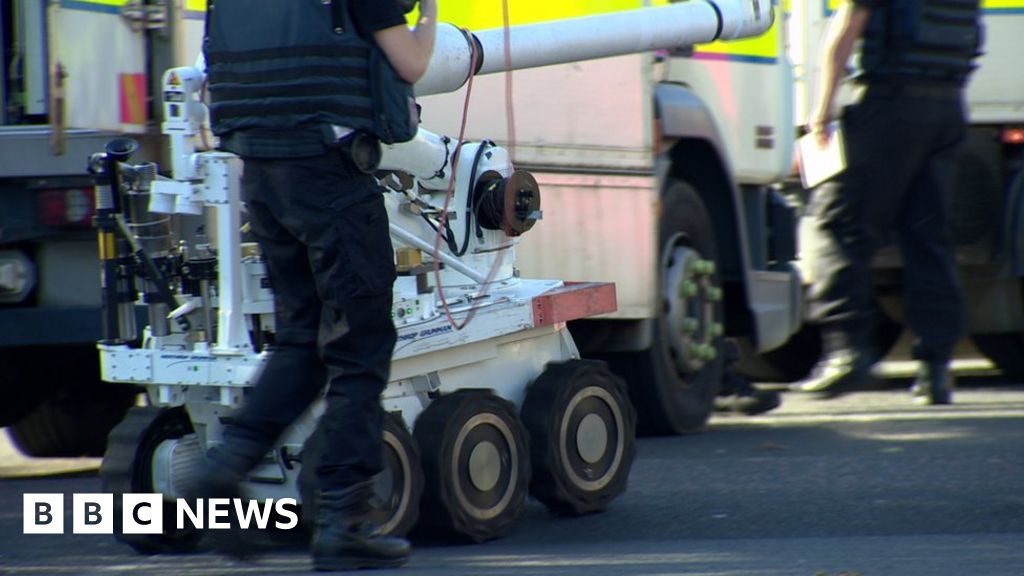 West Belfast security alert: Pipe-bomb type device found in Lenadoon ...