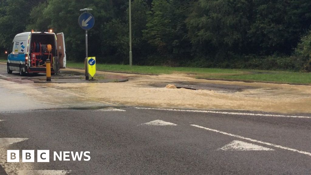 New Forest water pipe collapse closes Ashurst A35 - BBC News