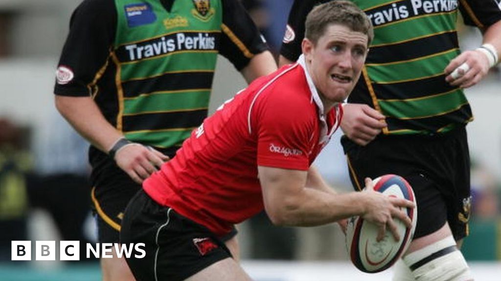 Collapsed woman saved by scrum-half at Preston station - BBC News