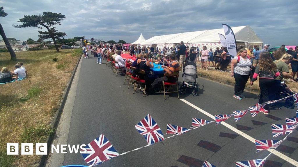 Guernsey holds 'longest' street party for Jubilee - BBC News