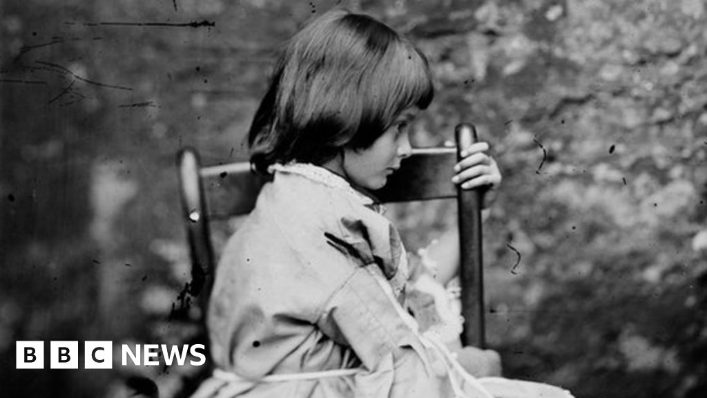 Lewis Carroll's pictures of the real Alice to go on display - BBC News
