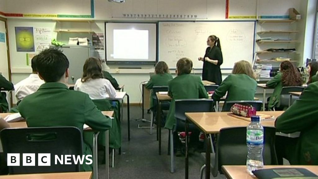 Head teachers warn of 'recruitment crisis' in schools - BBC News