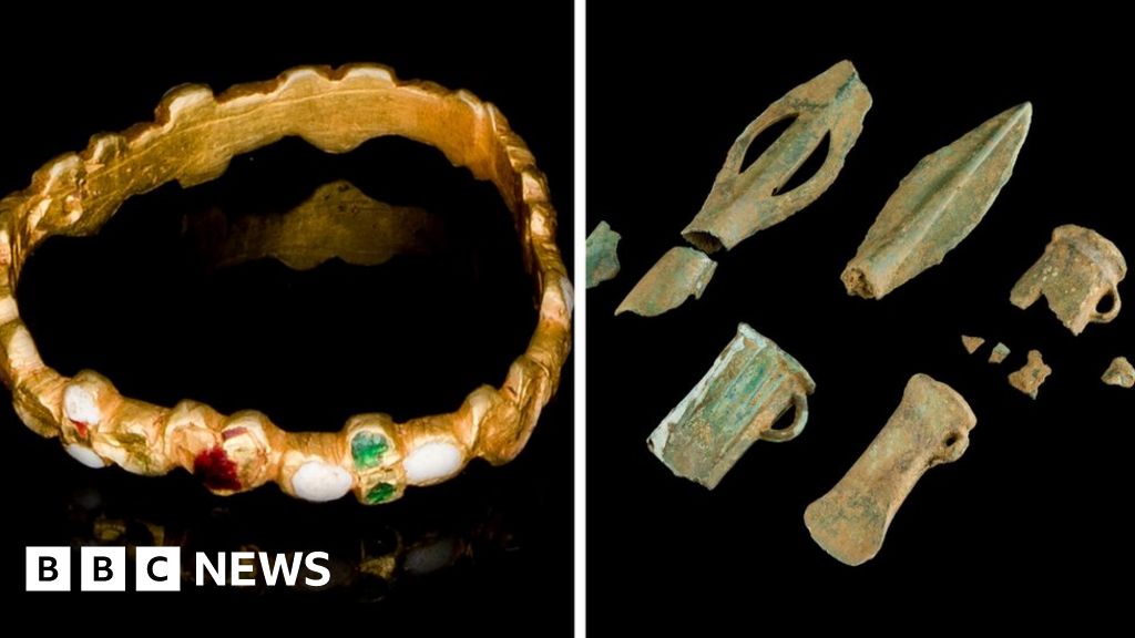 Trevethin Bronze Age finds in Pontypool Museum display - BBC News