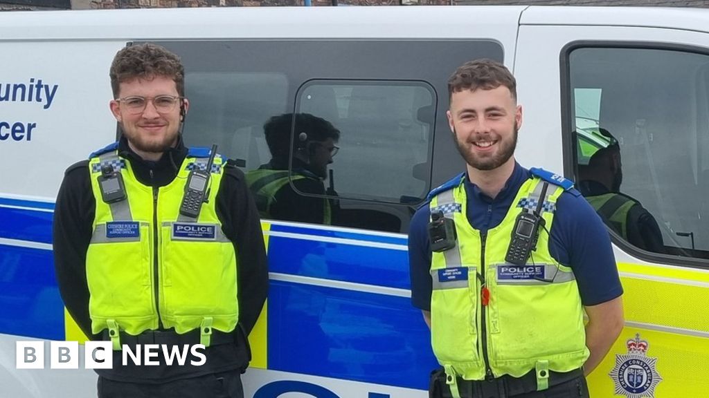 Warrington police officers' quick-thinking 'saved man's life' - BBC News