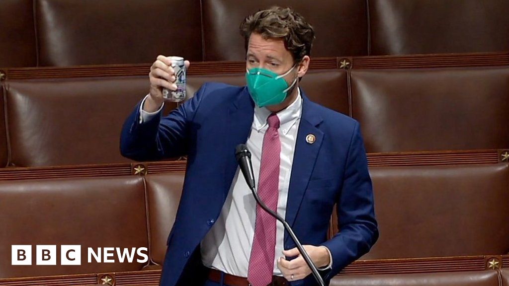 US congressman Joe Cunningham opens beer to toast bipartisanship - BBC News